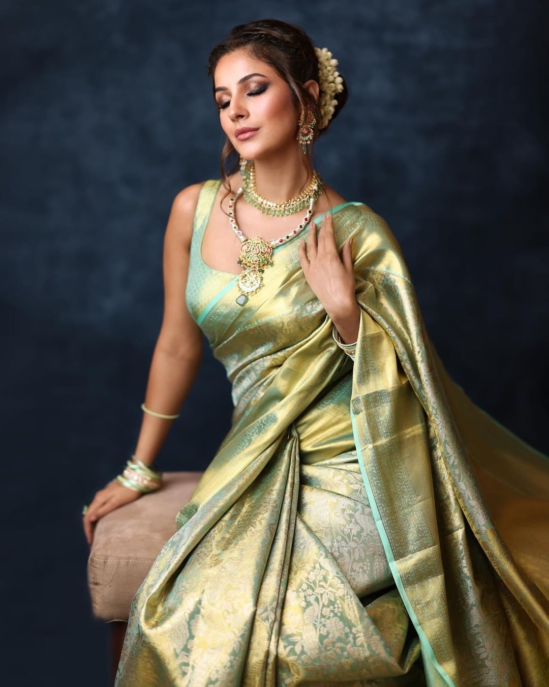 Shehnaaz Gill Pics: साड़ी में लिपटी शहनाज गिल ने पहना इतना बैकलेस ...