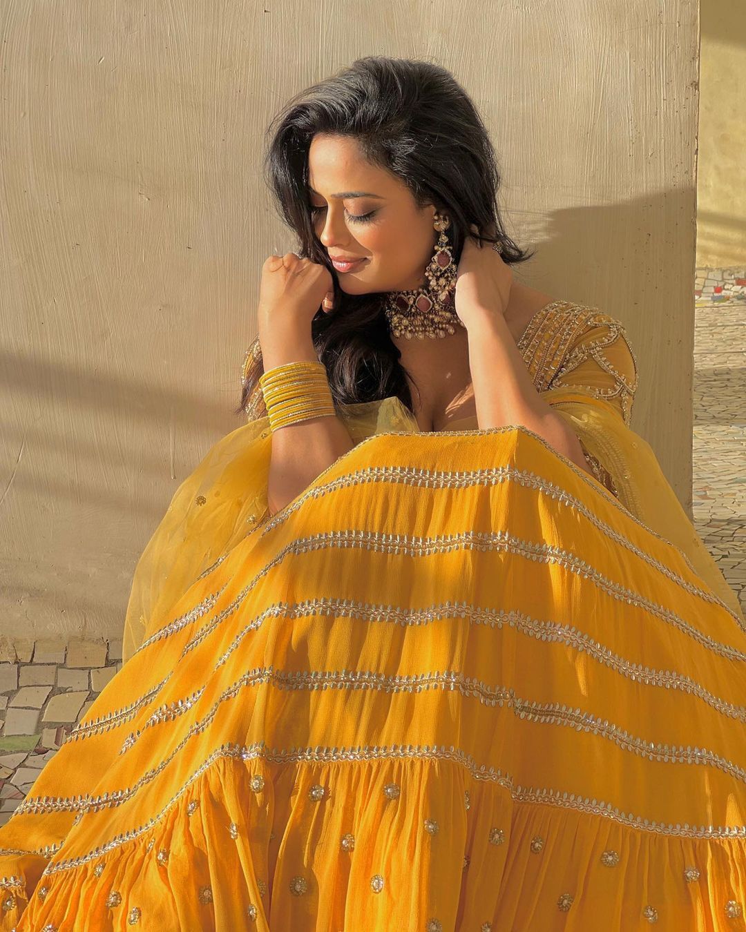 Shweta Tiwari Pics: डीप नेक ब्लाउज में फ्लॉन्ट किया हाई क्लीवेज, कैमरे ...