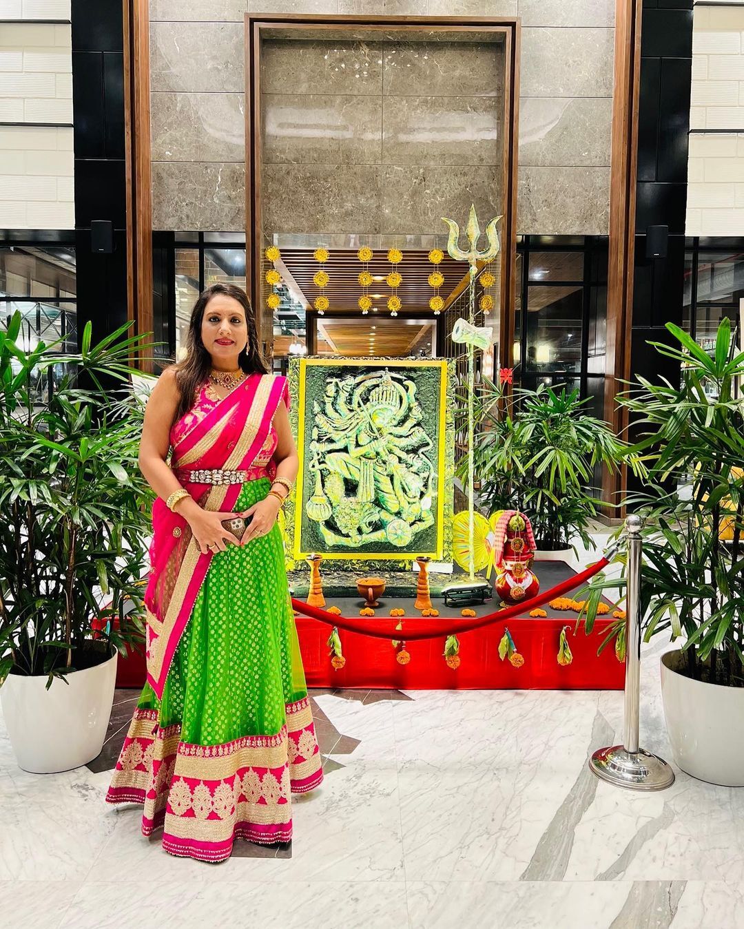 Durga Puja के रंग में रंगी नजर आईं IAS Sonal Goel, बेटी के साथ किया था ...