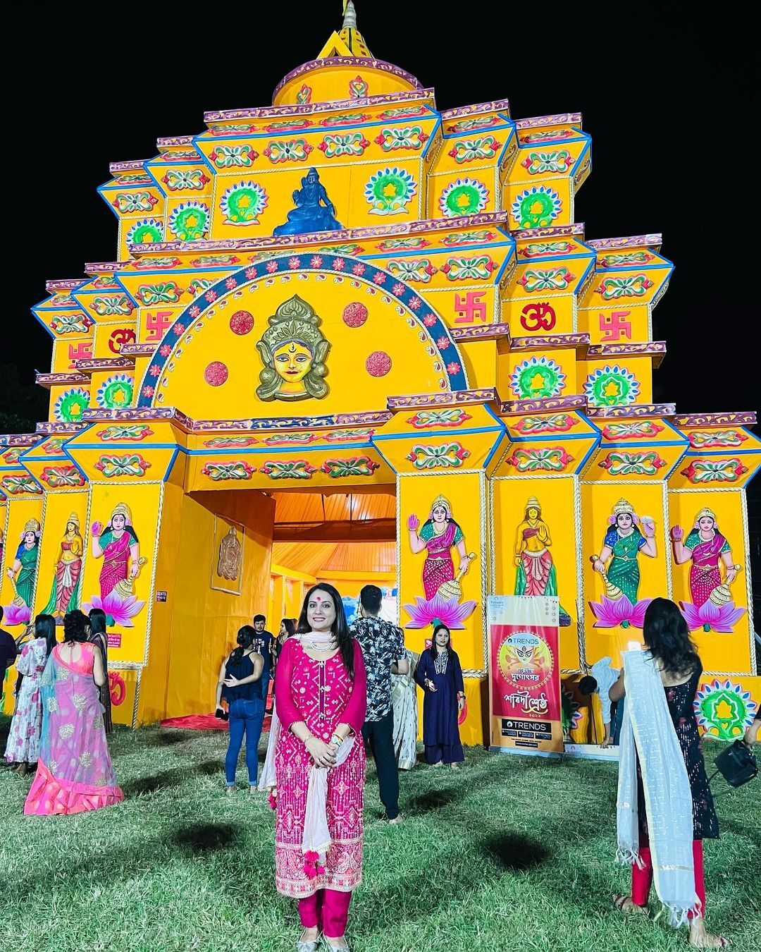 Durga Puja के रंग में रंगी नजर आईं IAS Sonal Goel, बेटी के साथ किया था ...