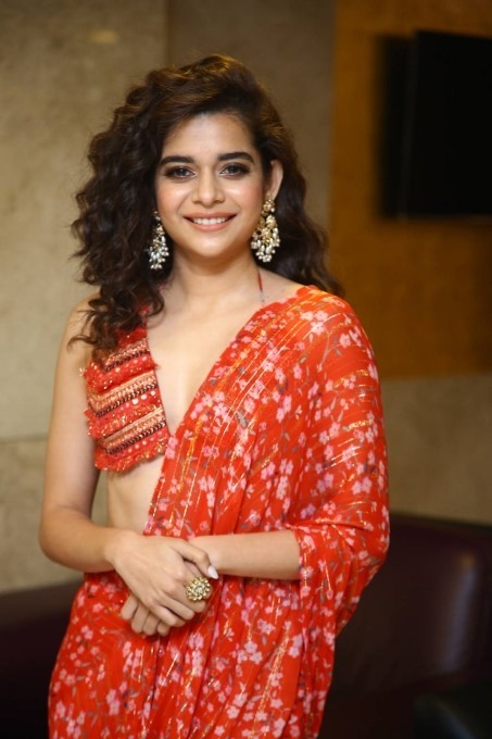 Tollywood Actress Mithila Palkar Looks Stunning In This Latest Outfit ...
