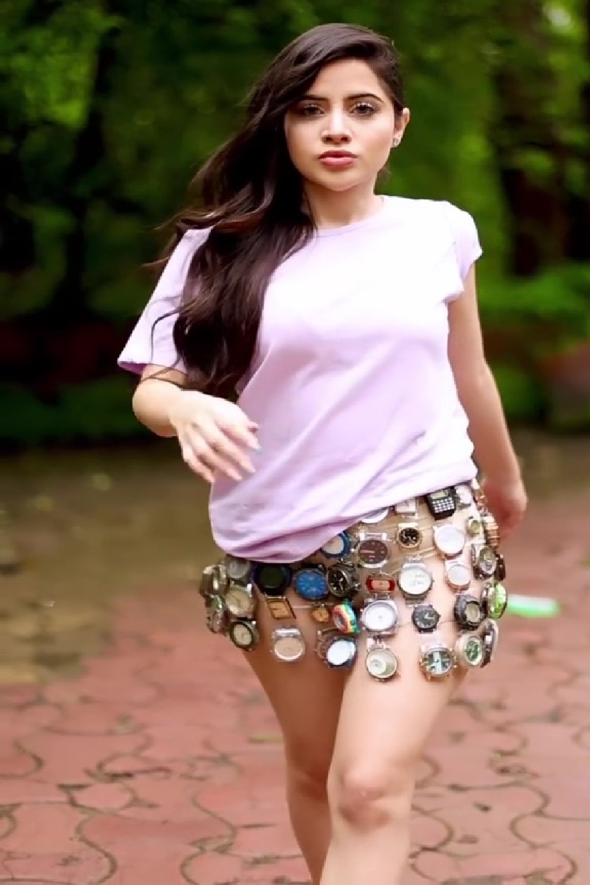 Urfi Pics: ये क्या बवाल है...उर्फी जावेद ने ड्रेस से किया एक और कारनामा ...