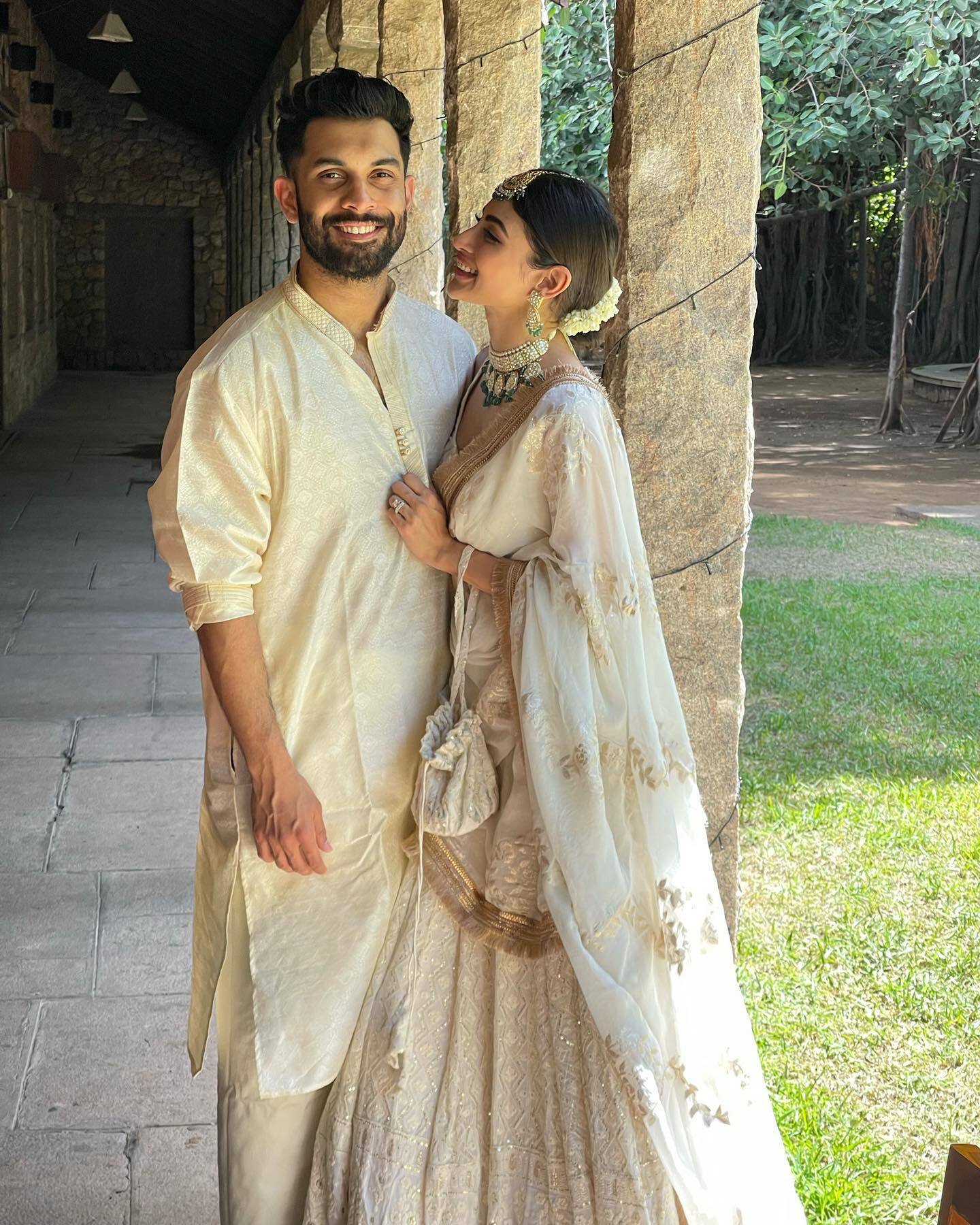 হলটার নেক পোশাকে অনুগামীদের রাতের ঘুম কাড়লেন বঙ্গতনয়া, দেখুন মৌনীর ছবি | Actress mouni roy ...