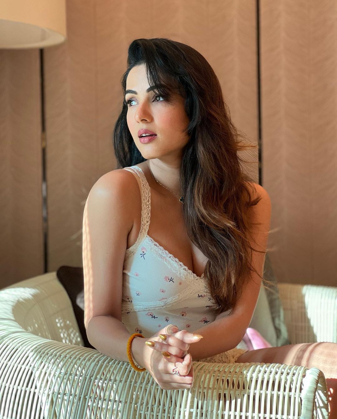 పొట్టి దుస్తుల్లో అందాలతో అట్రాక్ట్ చేస్తున్న సోనాల్ చౌహన్ | actress Sonal Chauhan Sizzling ...