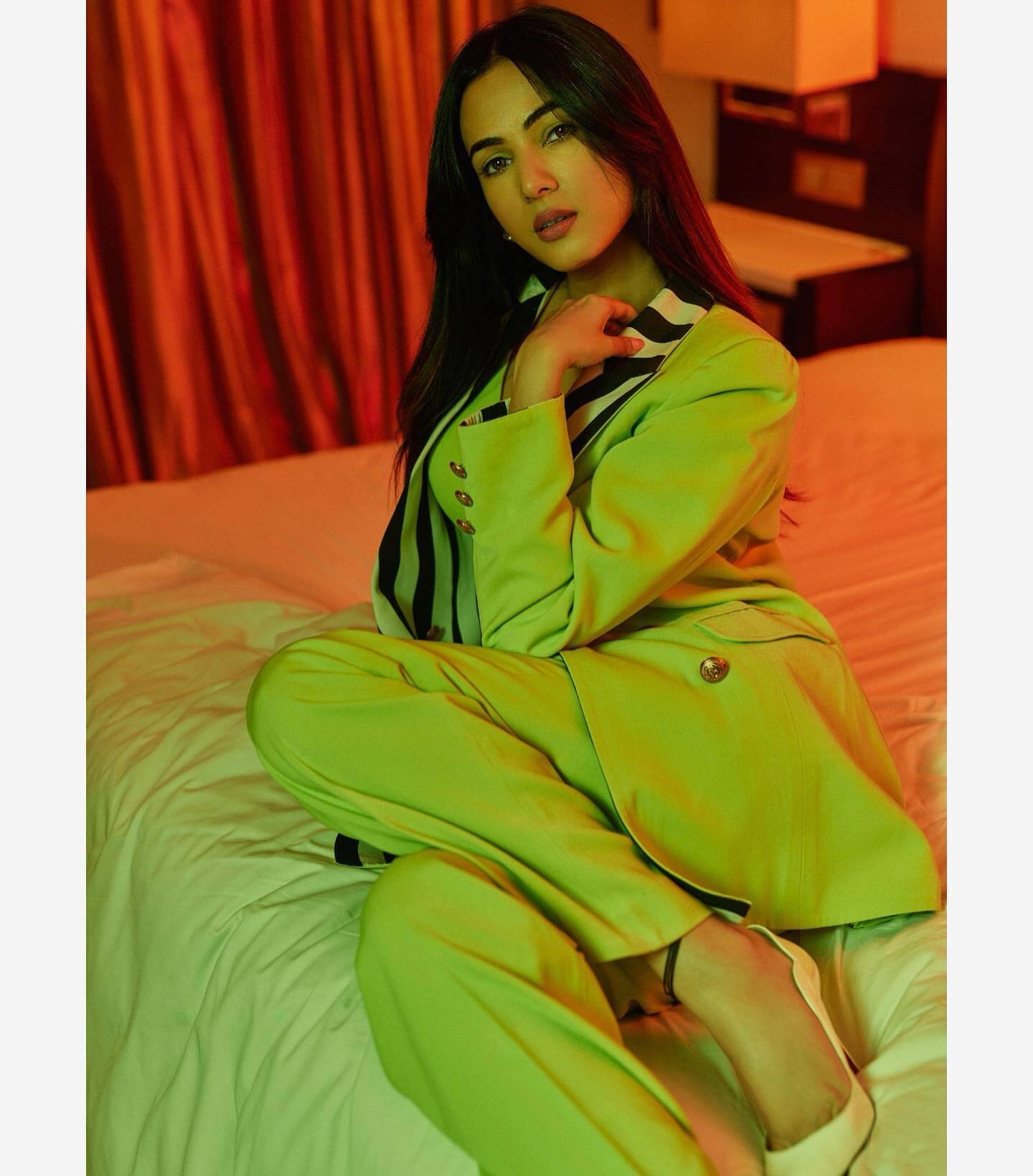 పొట్టి దుస్తుల్లో అందాలతో అట్రాక్ట్ చేస్తున్న సోనాల్ చౌహన్ | actress Sonal Chauhan Sizzling ...