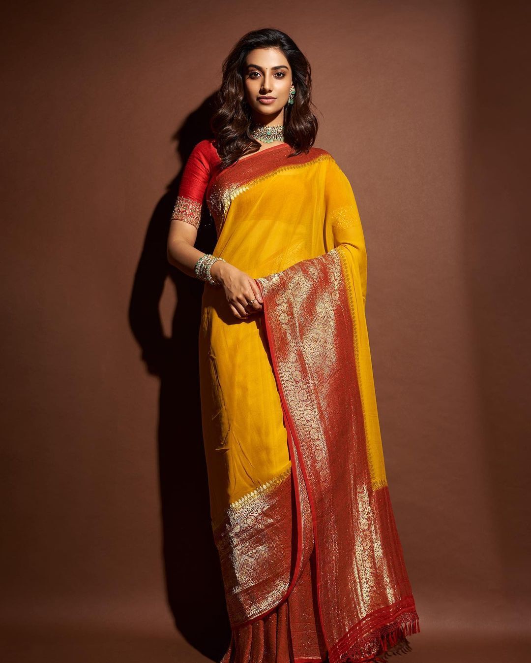 ట్రెడీషనల్ శారీలో కుందనపు బొమ్మలా మెరిసిపోతున్న కిలాడీ భామ | actress ...