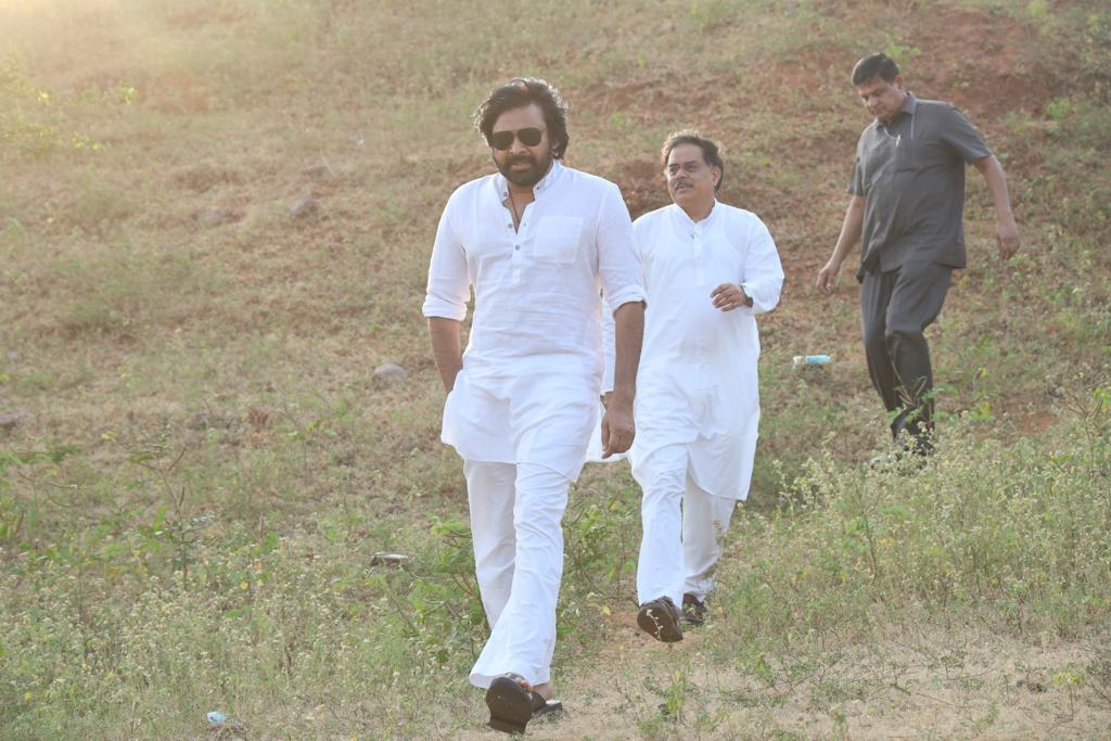 రుషికొండ బీచ్‌లో పవన్ కల్యాణ్.. తవ్వకాలు పరిశీలన | Janasena Chief Pawan Kalyan visit Rushikonda ...