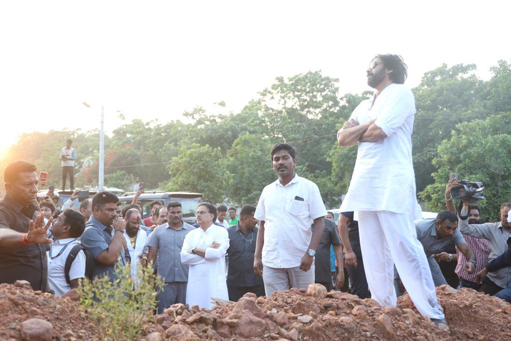 రుషికొండ బీచ్‌లో పవన్ కల్యాణ్.. తవ్వకాలు పరిశీలన | Janasena Chief Pawan Kalyan visit Rushikonda ...