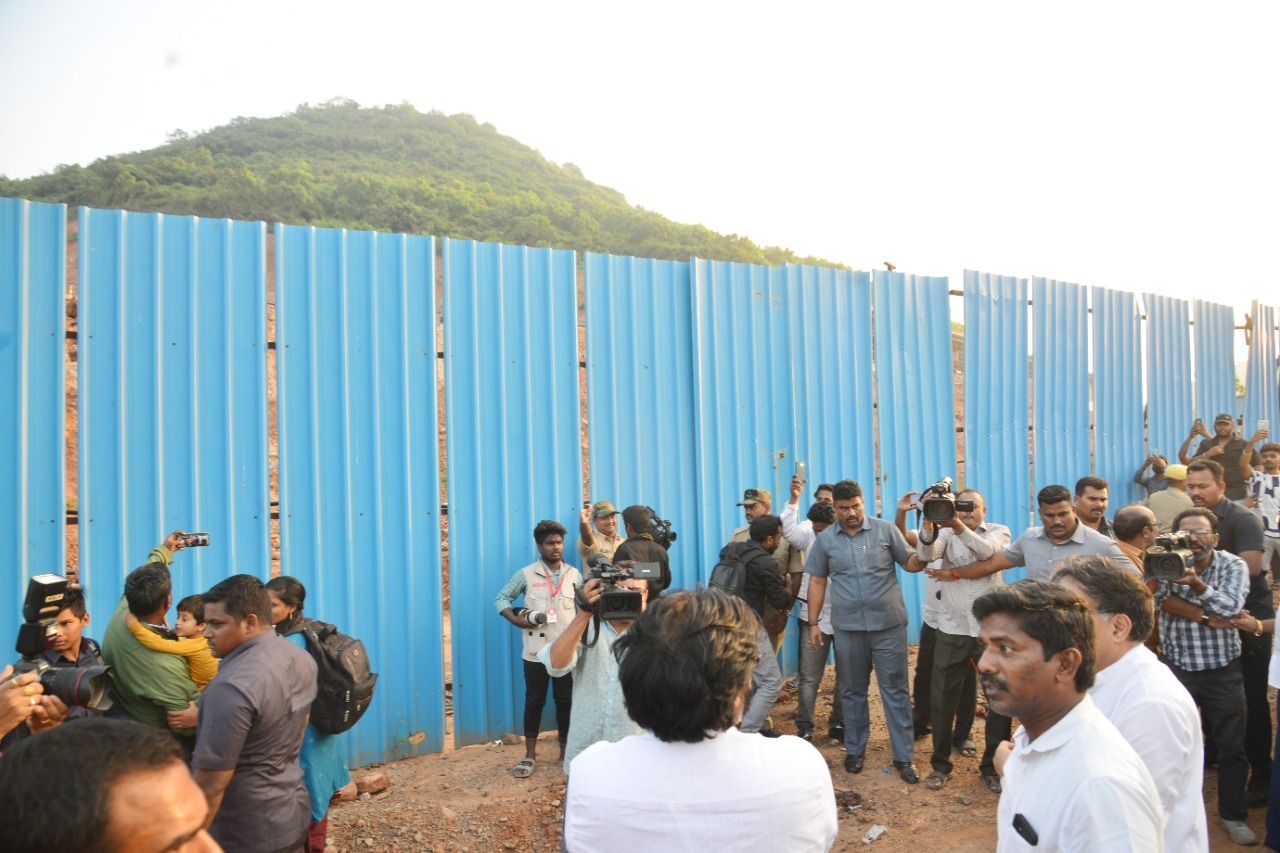 రుషికొండ బీచ్‌లో పవన్ కల్యాణ్.. తవ్వకాలు పరిశీలన | Janasena Chief Pawan Kalyan visit Rushikonda ...