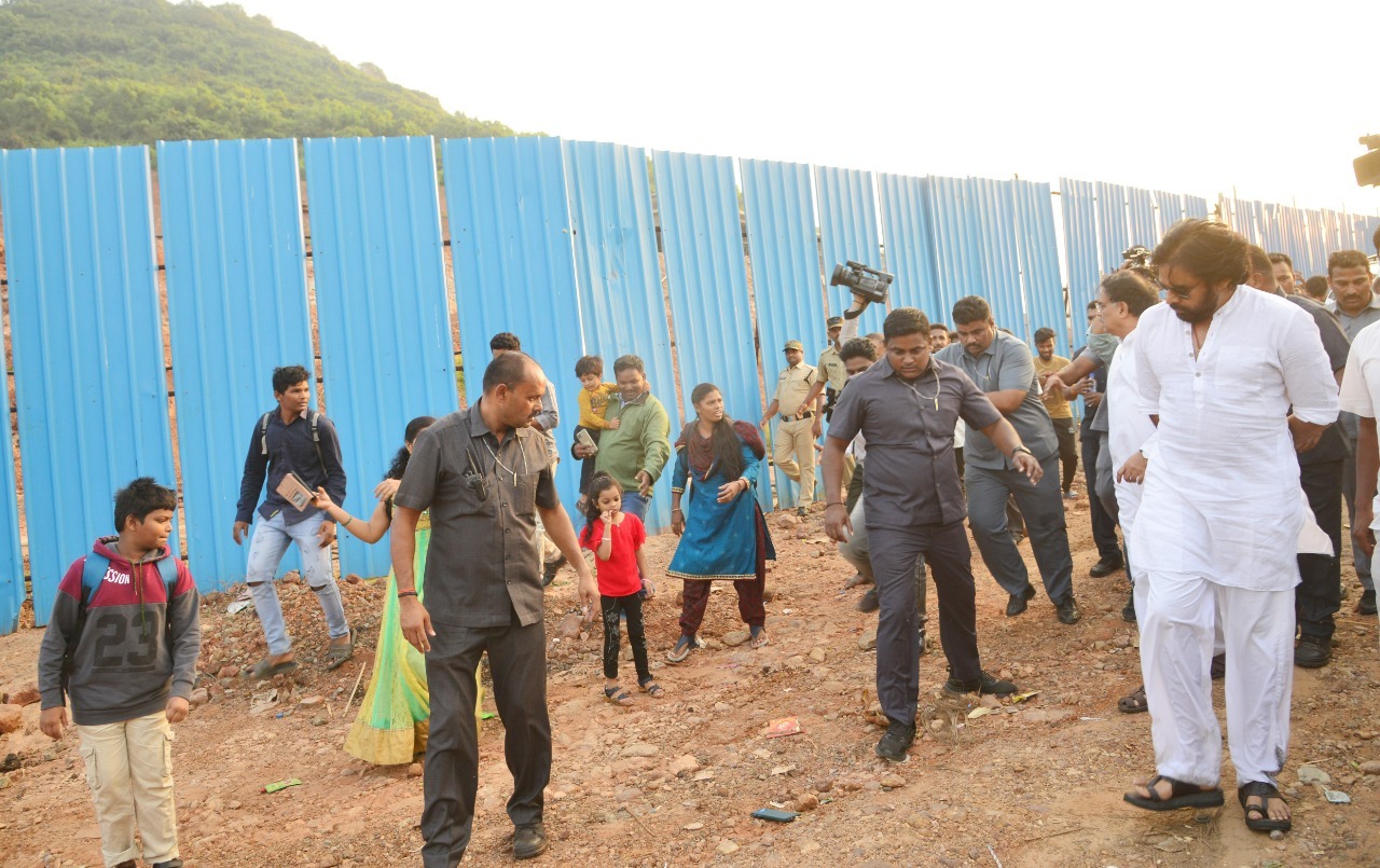 రుషికొండ బీచ్‌లో పవన్ కల్యాణ్.. తవ్వకాలు పరిశీలన | Janasena Chief Pawan Kalyan visit Rushikonda ...