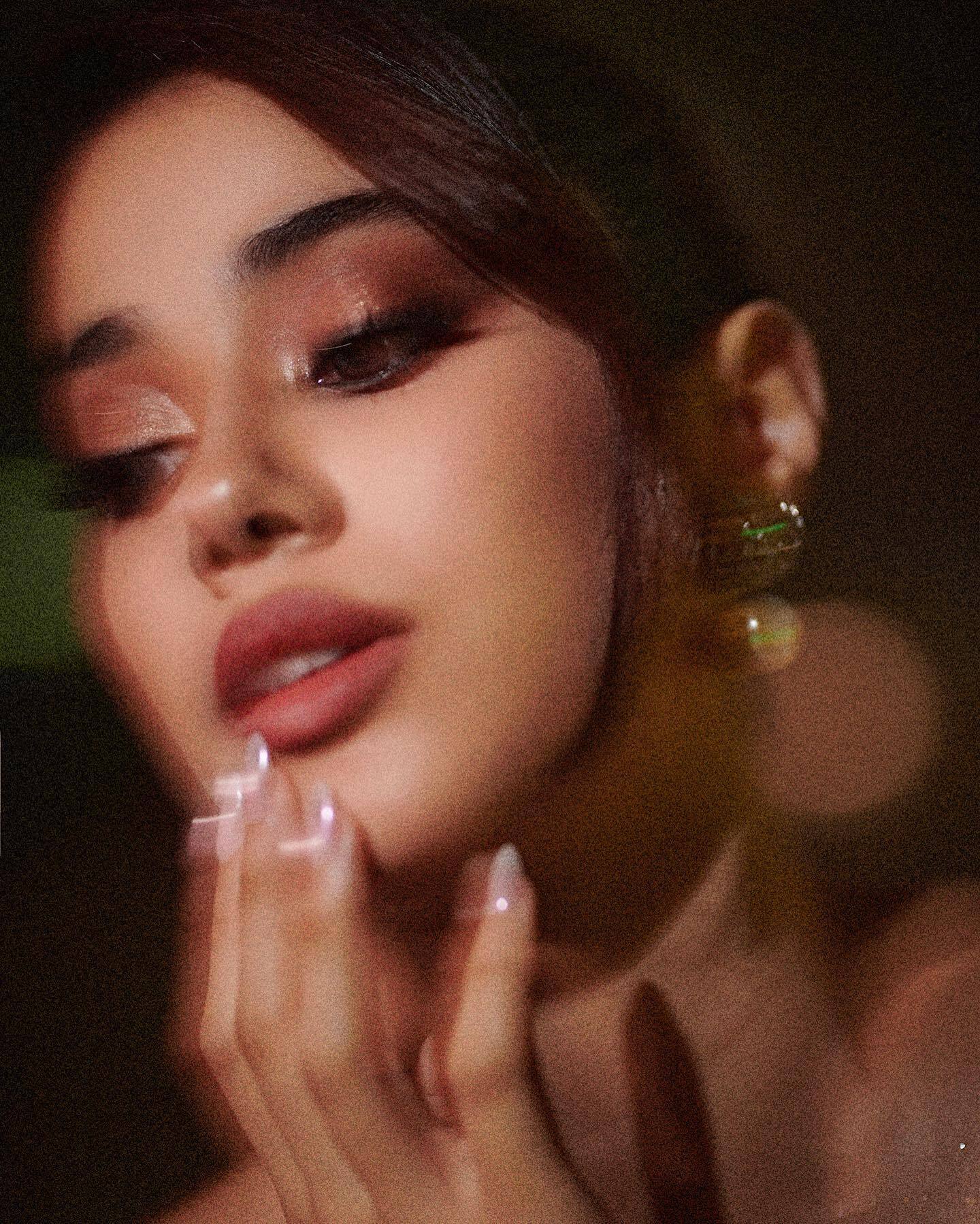 থাই হাই স্লিট পোশাকে সাহসী অবতারে শ্রীদেবী কন্যা জাহ্নবী কাপুর | see ...