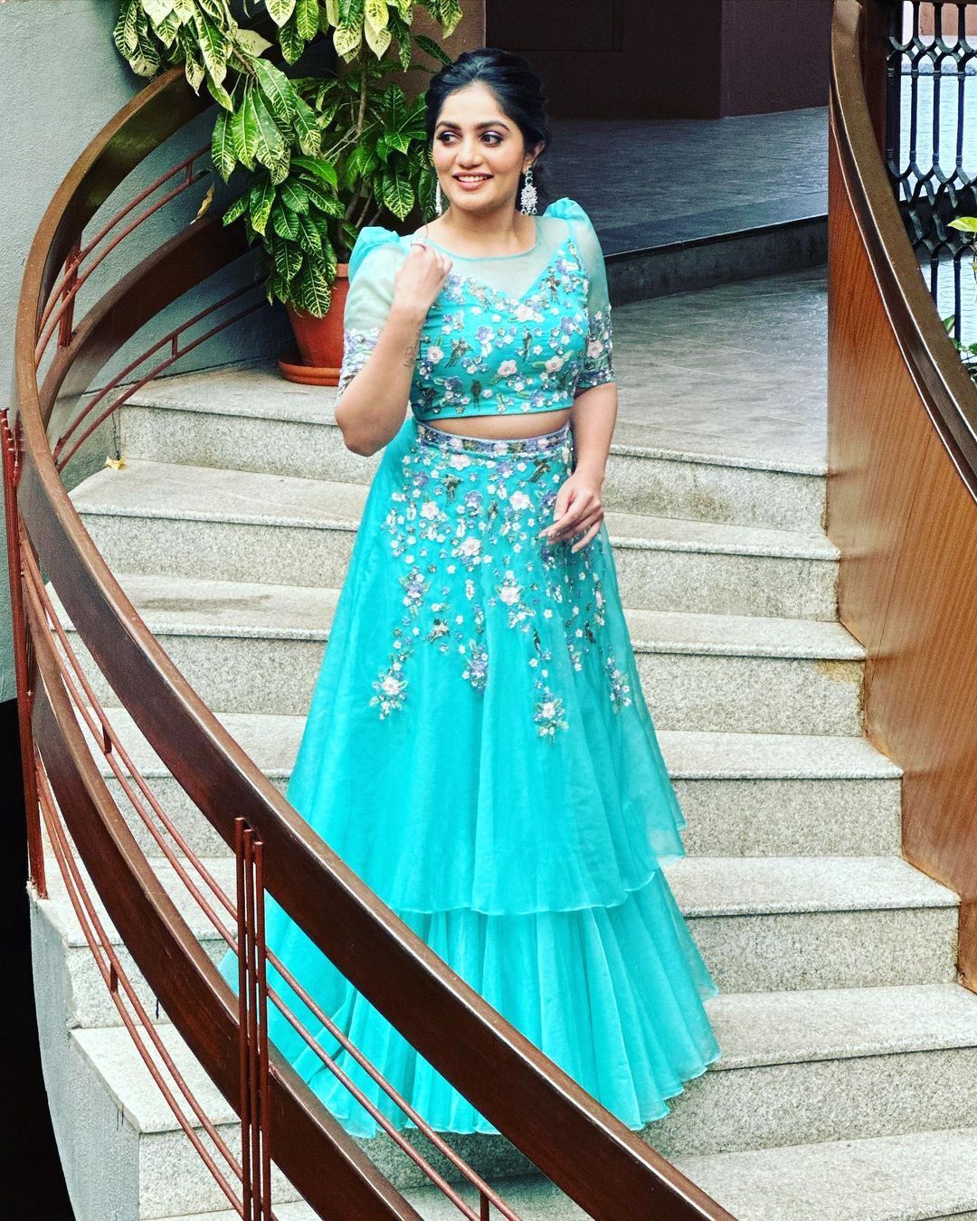 Actress-Anchor Arya's Latest Makeover in Lahanka ade Wow Among Fans ...
