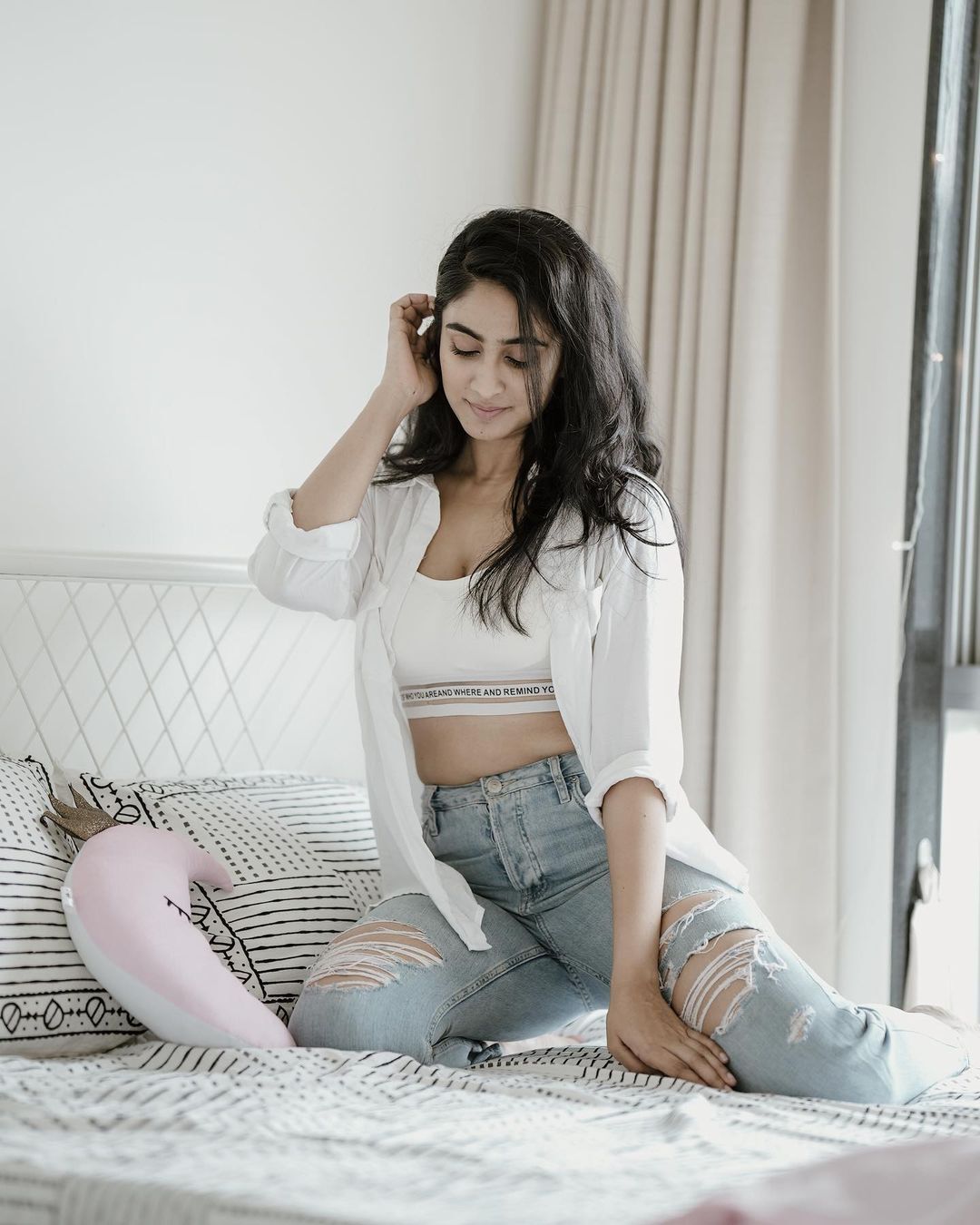 Actress Deepti Sati New Stylish And Bold Look With White Colour Theme Goes Viral | Deepti Sati ...