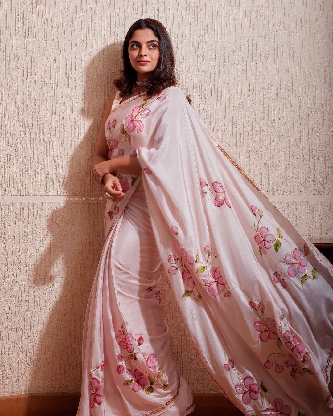 Actress Nikhila Vimal New Stunning And Gorgeous Look In Rose Printed ...