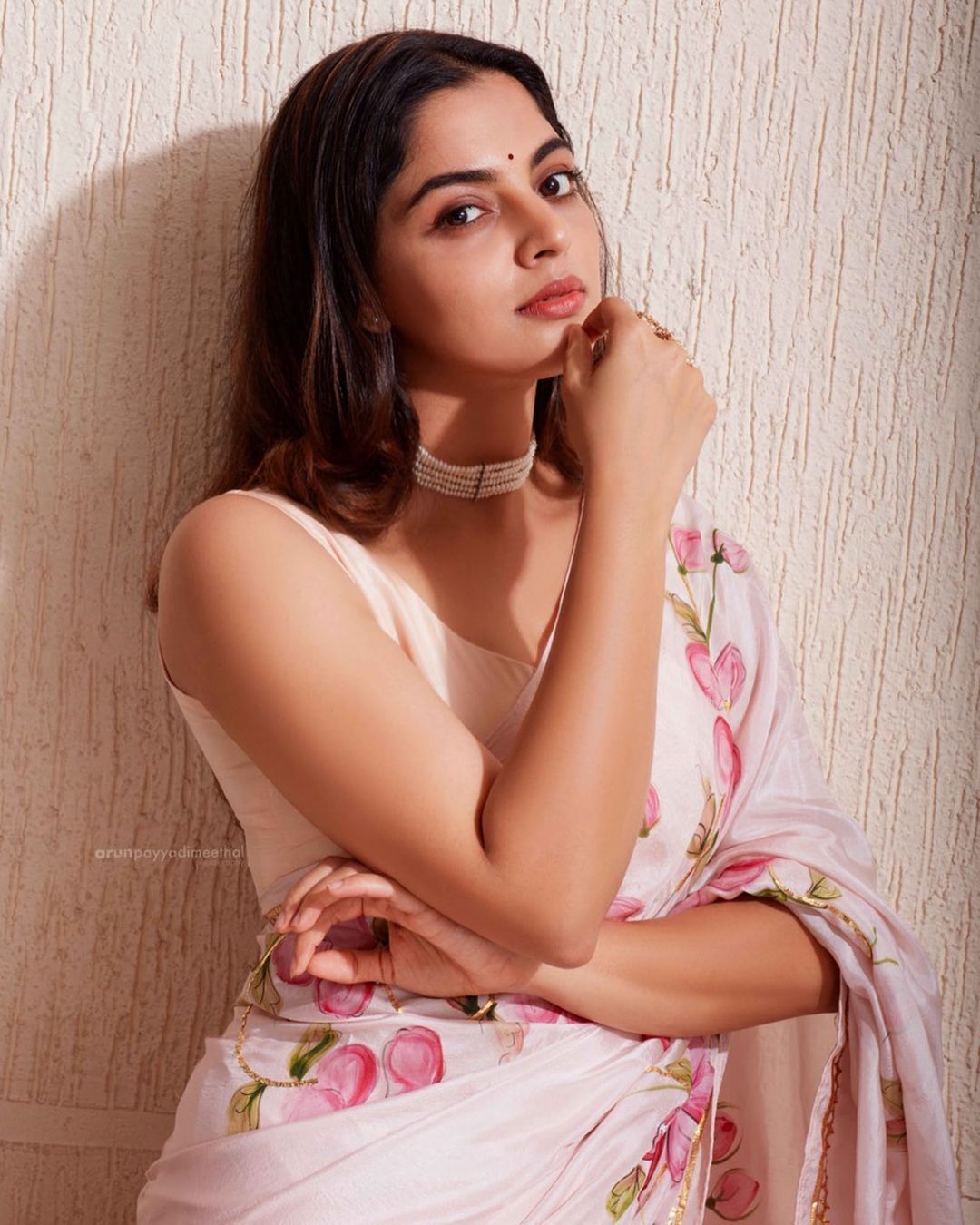 Actress Nikhila Vimal New Stunning And Gorgeous Look In Rose Printed Saree Is Viral On Social ...