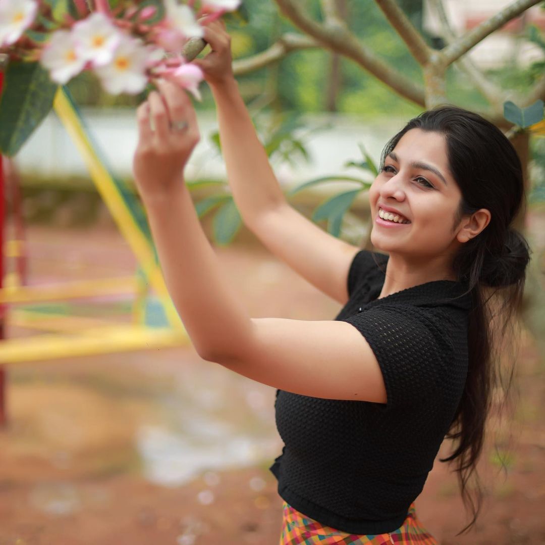 Actress Niranjana Anoop New Cute And Stylish Photoshoot From Railway ...