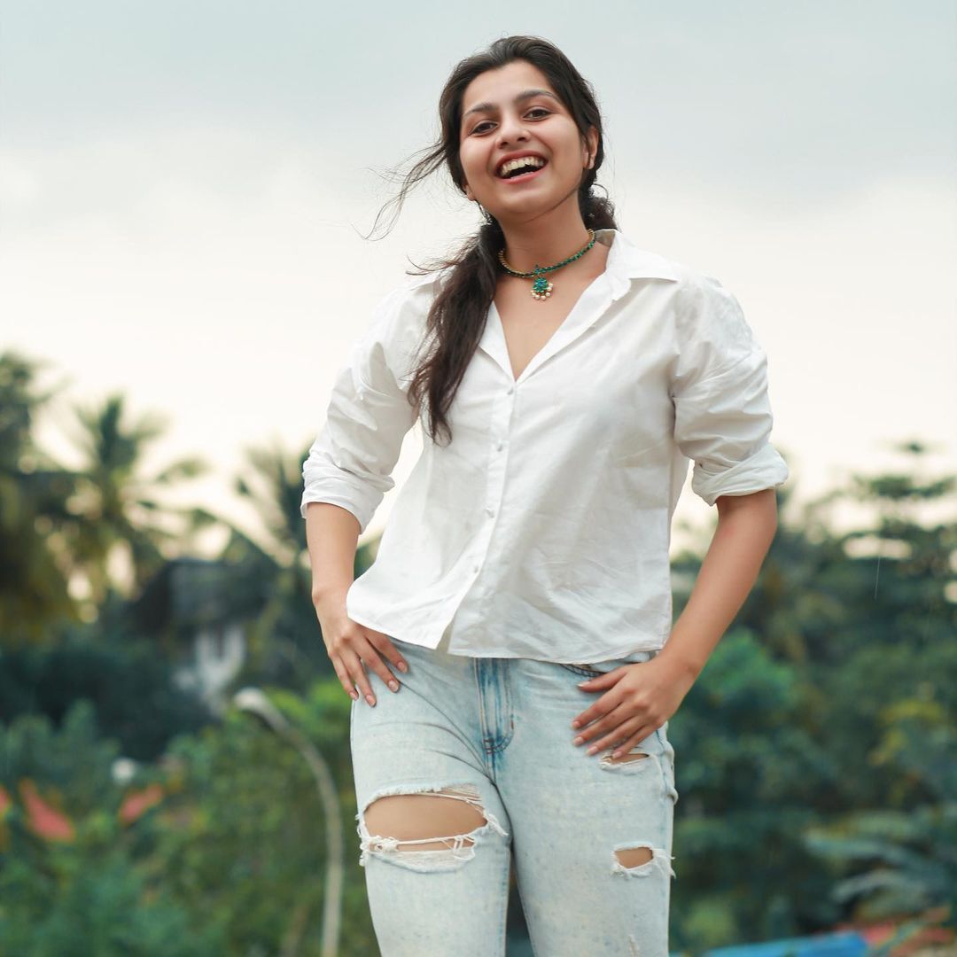 Actress Niranjana Anoop New Cute And Stylish Photoshoot From Railway Track Goes Viral ...