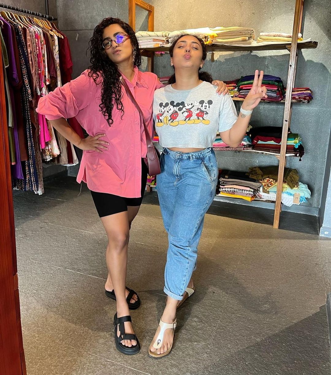 Actress Parvathy Thiruvothu Looking Stunning In Black Skirt Set ...