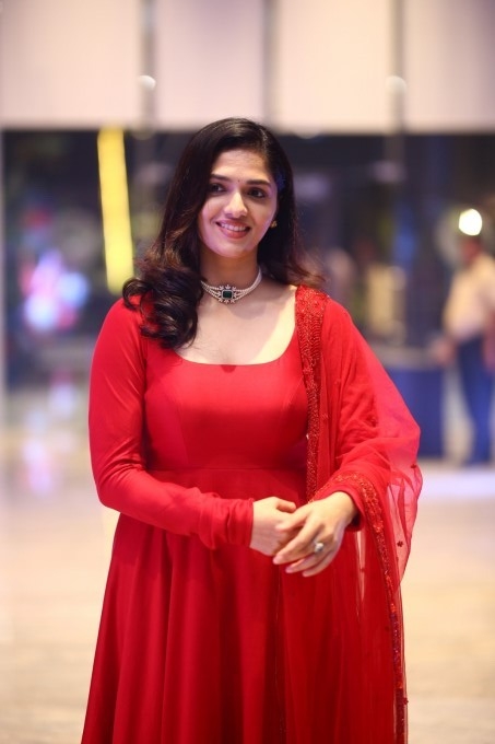 Actress Sunaina Raises Heat With Her Latest Photoshoot In Red Outfit ...