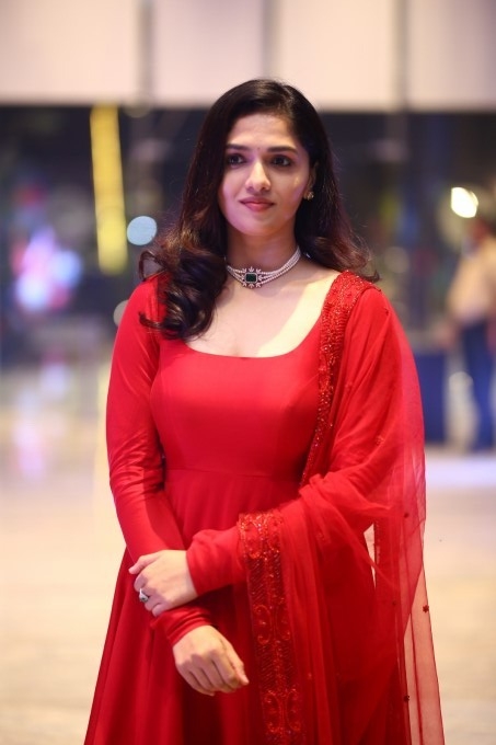 Actress Sunaina Raises Heat With Her Latest Photoshoot In Red Outfit ...