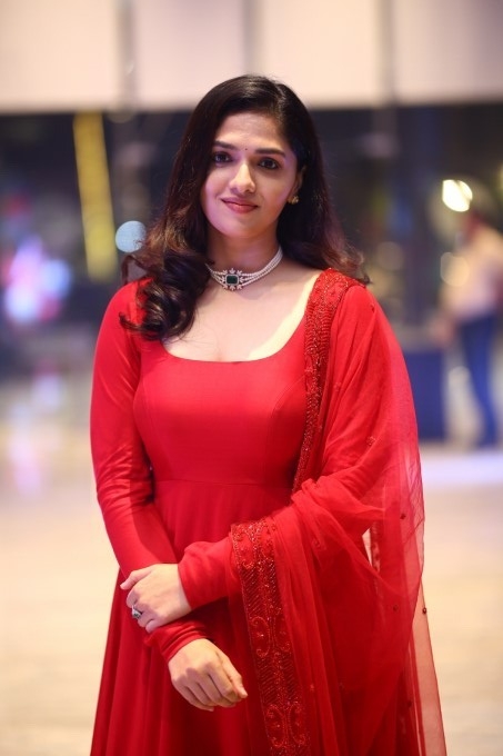 Actress Sunaina Raises Heat With Her Latest Photoshoot In Red Outfit ...