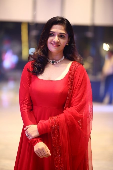 Actress Sunaina Raises Heat With Her Latest Photoshoot In Red Outfit ...