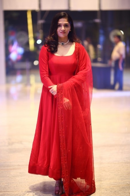 Actress Sunaina Raises Heat With Her Latest Photoshoot In Red Outfit ...