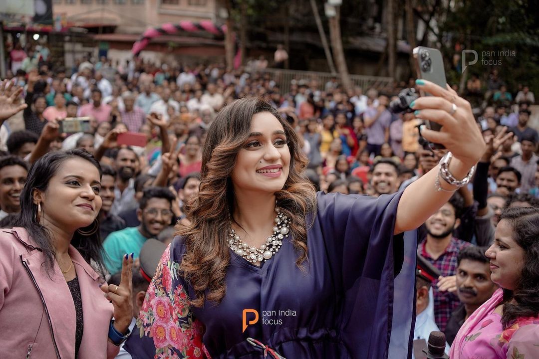 Anchor Lakshmi Nakshathra's Gorgeous Entry in An Inaugural Function in Vadakara | Lakshmi ...