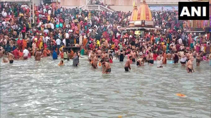Devotees Take Holy Dip In River Ganga On The Occasion Of Kartik Purnima ...