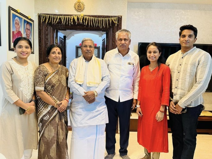 Siddaramaiah Visits Kusuma Hanumantarayappa's Residence Photos: HD ...