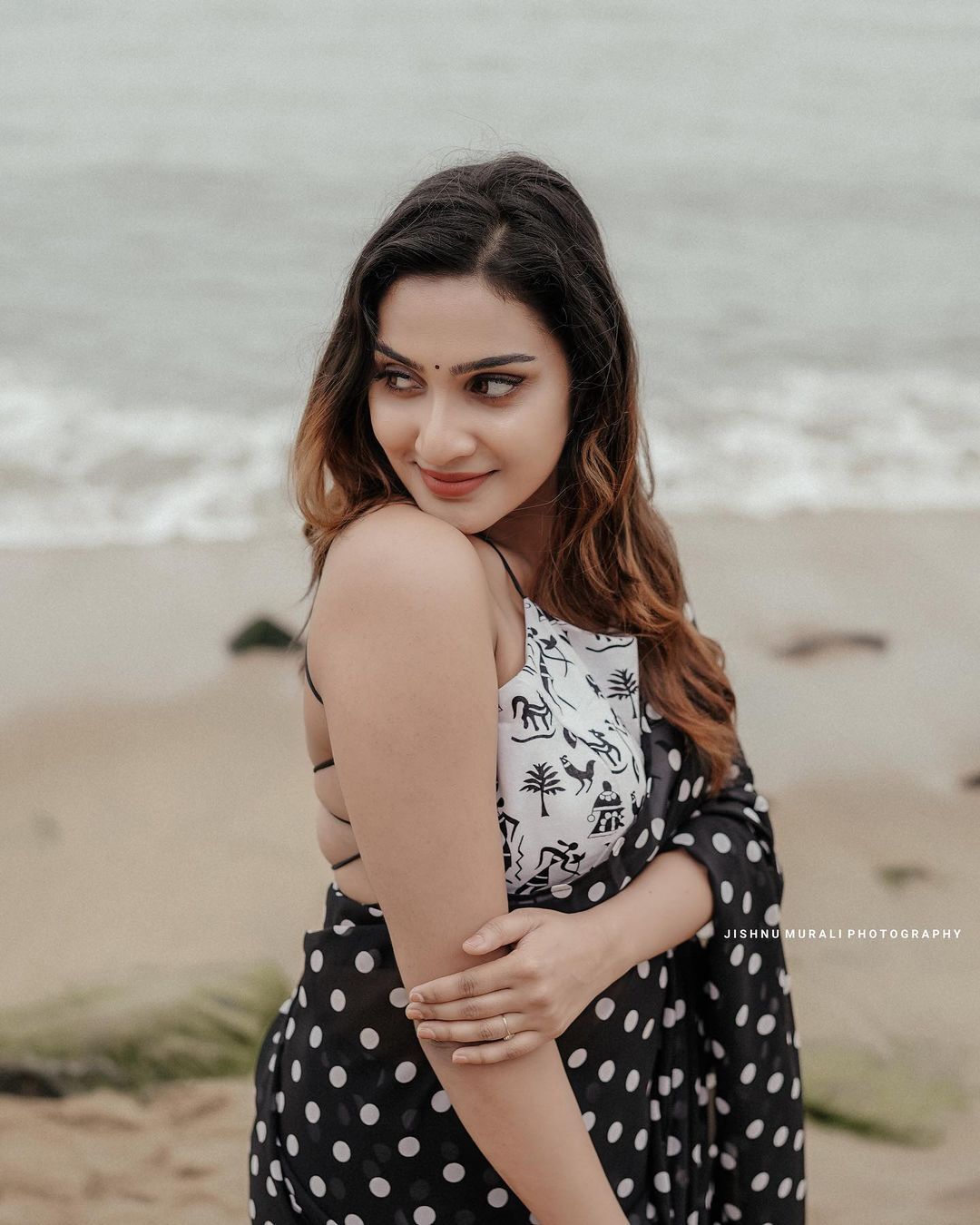 Mollywood Actress Aditi Ravi's Gorgeous Makeover in Dotted Saree Goes ...