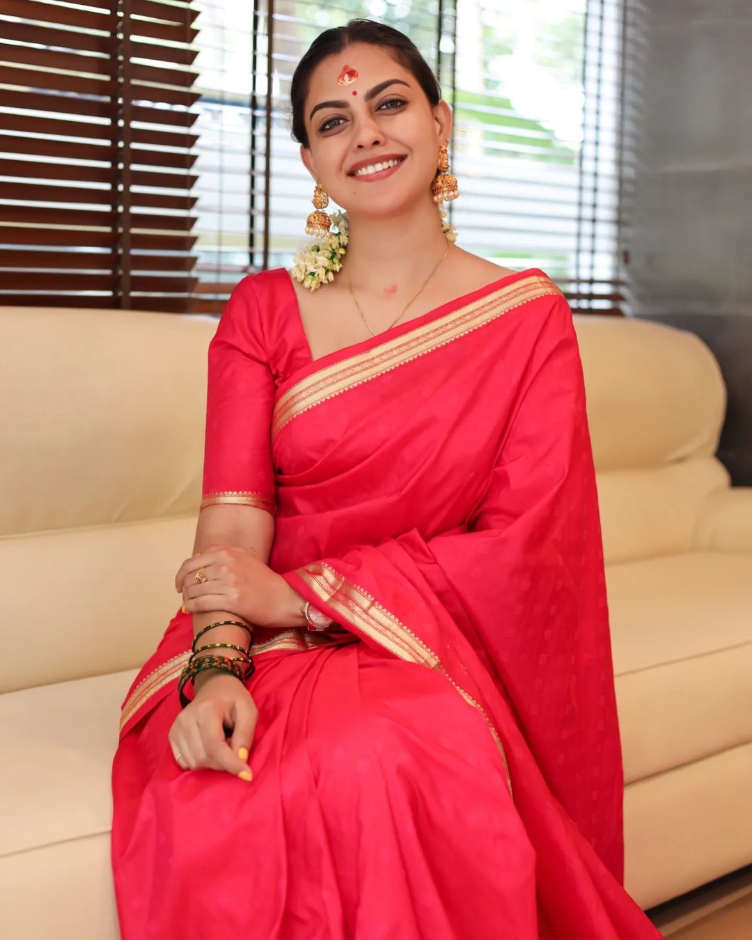 Mollywood Actress Anusree Gives Kerala Piravi Wishes to Fans Through ...