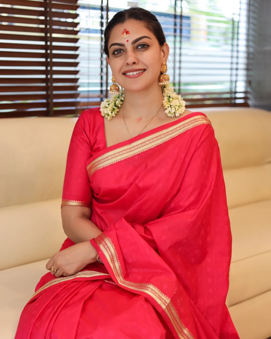 Mollywood Actress Anusree Gives Kerala Piravi Wishes to Fans Through ...