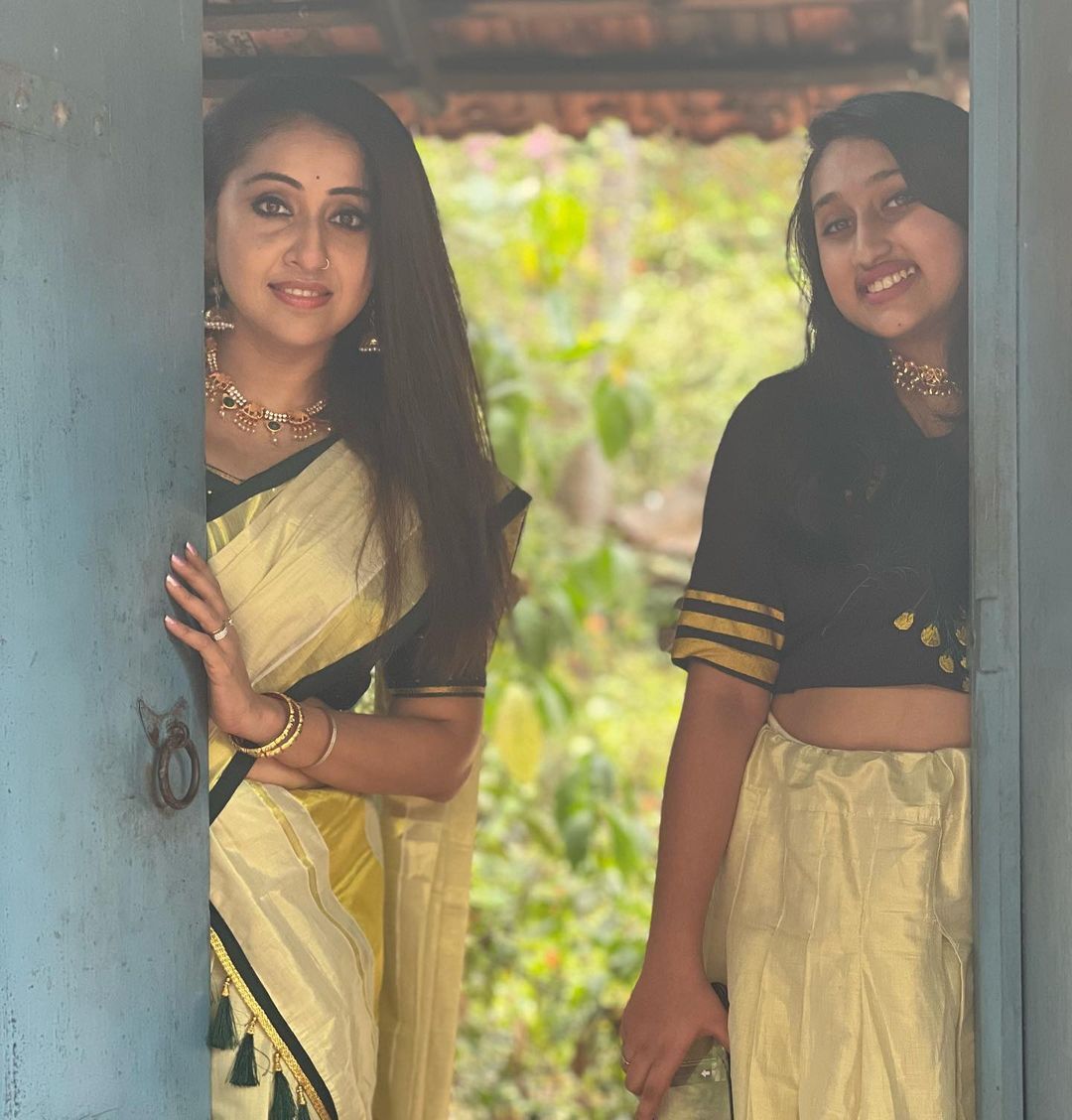 Mollywood Actress Nithya Das's Latest Makeover With Her Daughter Goes ...