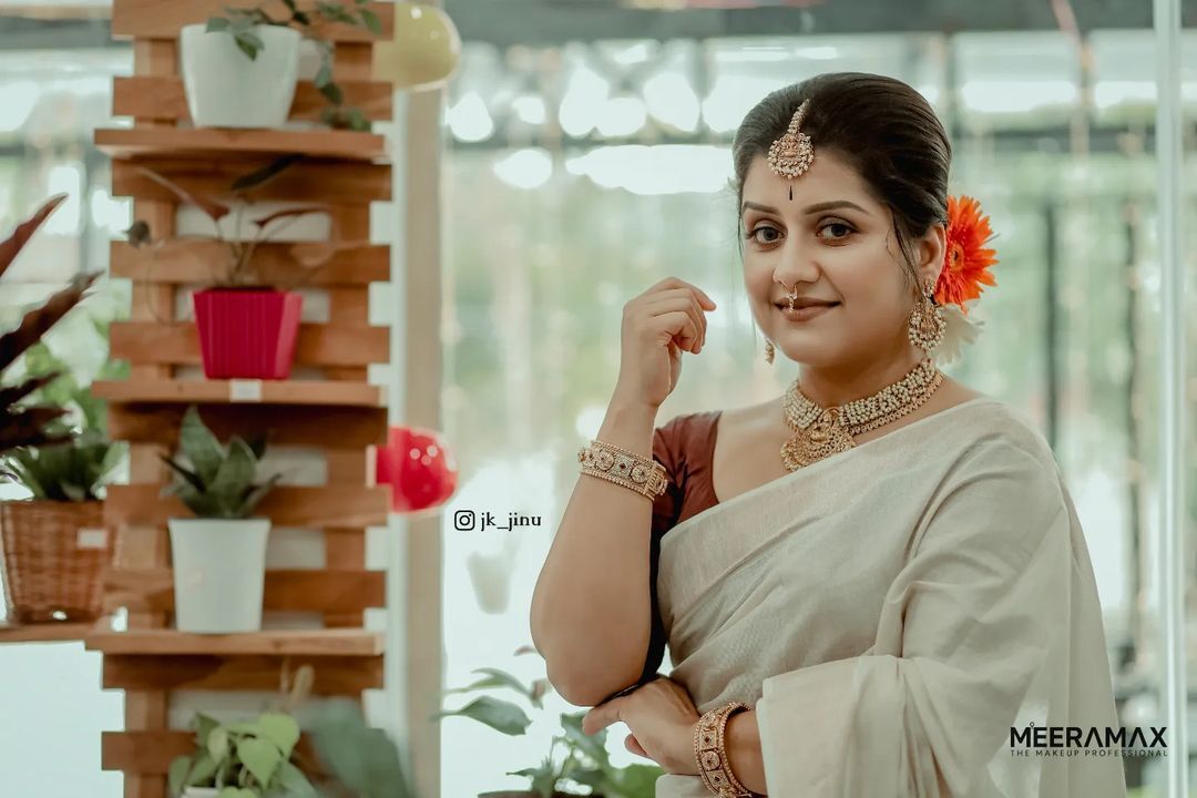 Mollywood Actress Sarayu Mohan's New Makeover Made Wow Among Fans ...