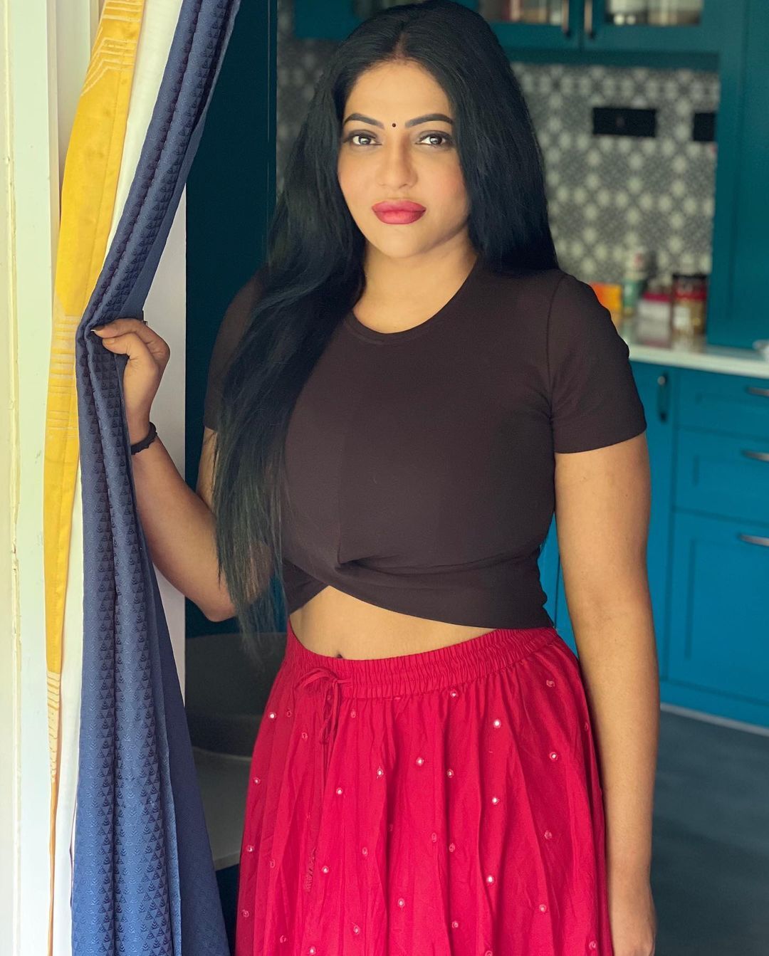 PHOTOS : அரசியே..அழகியே! பிளாக் டி-ஷிர்டில் சுண்டியிழுக்கும் அழகில் ...