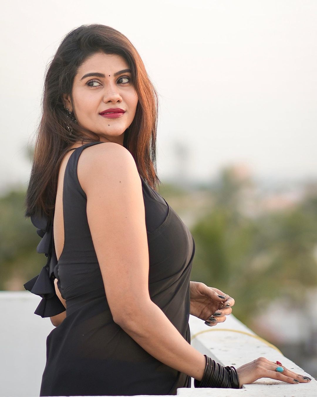 PHOTOS : அப்பப்பா.. சைடு போஸில் ஆளை கொள்ளும் அழகு.. சீரியல் நடிகை ...