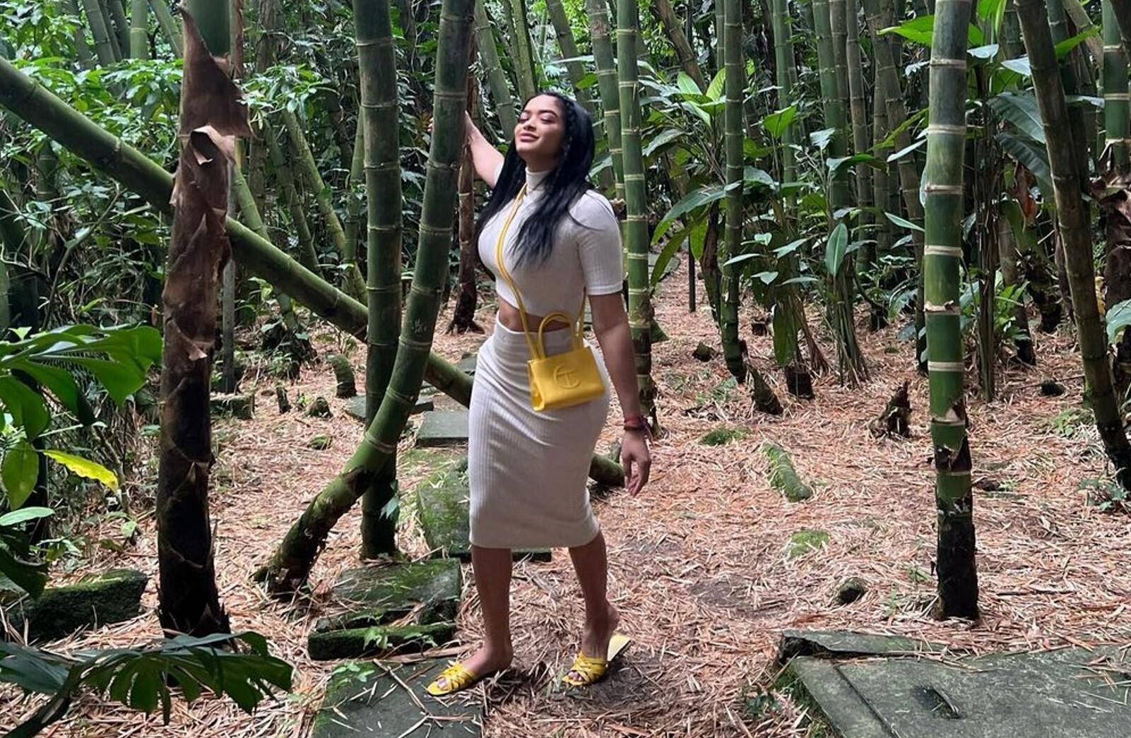 PHOTOS : வாவ்.. கண்ணாடி முன் கலக்கல் செல்ஃபி.. மிரட்டும் அழகில் ஜாசிம் ...