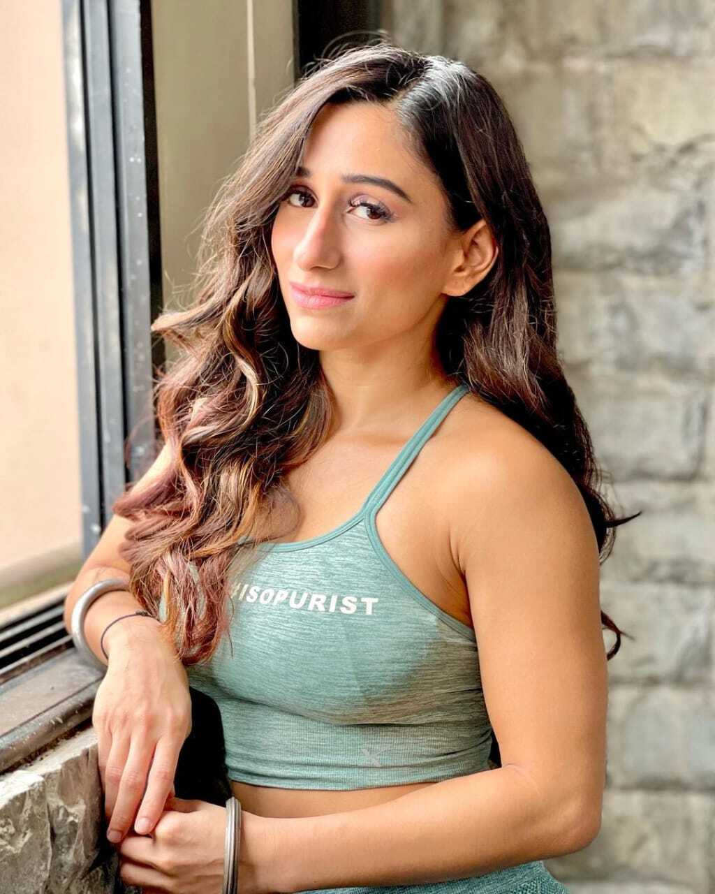 PHOTOS : நீச்சல் குளத்தில் ஆனந்த குளியல் போடும் சிம்ரன் கவுர்.. அசத்தலான நச் ஸ்டில்ஸ் இதோ ...