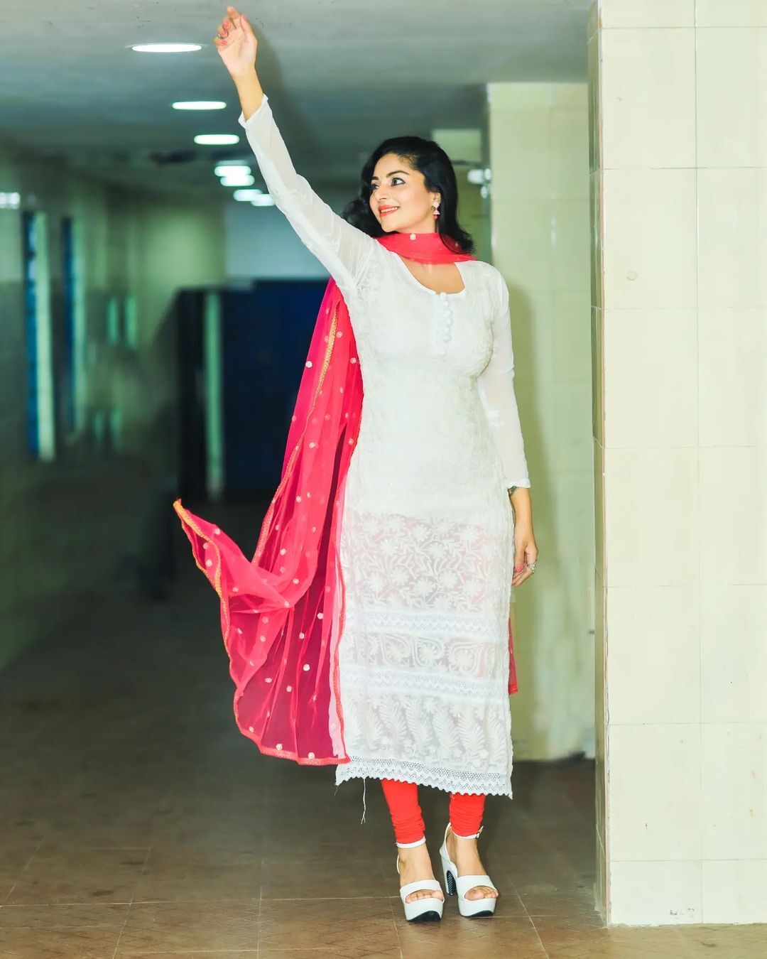 PHOTOS : சுடிதாரில் தேவதை போல் இருக்கும் பிக் பாஸ் சனம் ஷெட்டி.. லேட்டஸ்ட் சூப்பர் க்ளிக்ஸ் இதோ ...