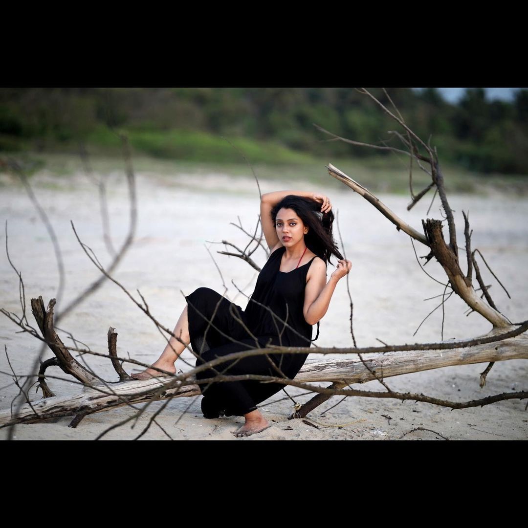 PHOTOS : பிகினியில் ஸ்டன்னிங் போட்டோஷூட்! நடிகை தேவயாணி சர்மாவின் ...