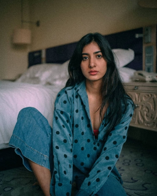 PHOTOS : பிகினியில் வேற லெவல் போட்டோஷுட்.. நடிகை சம்ரிதி திவானின் ...