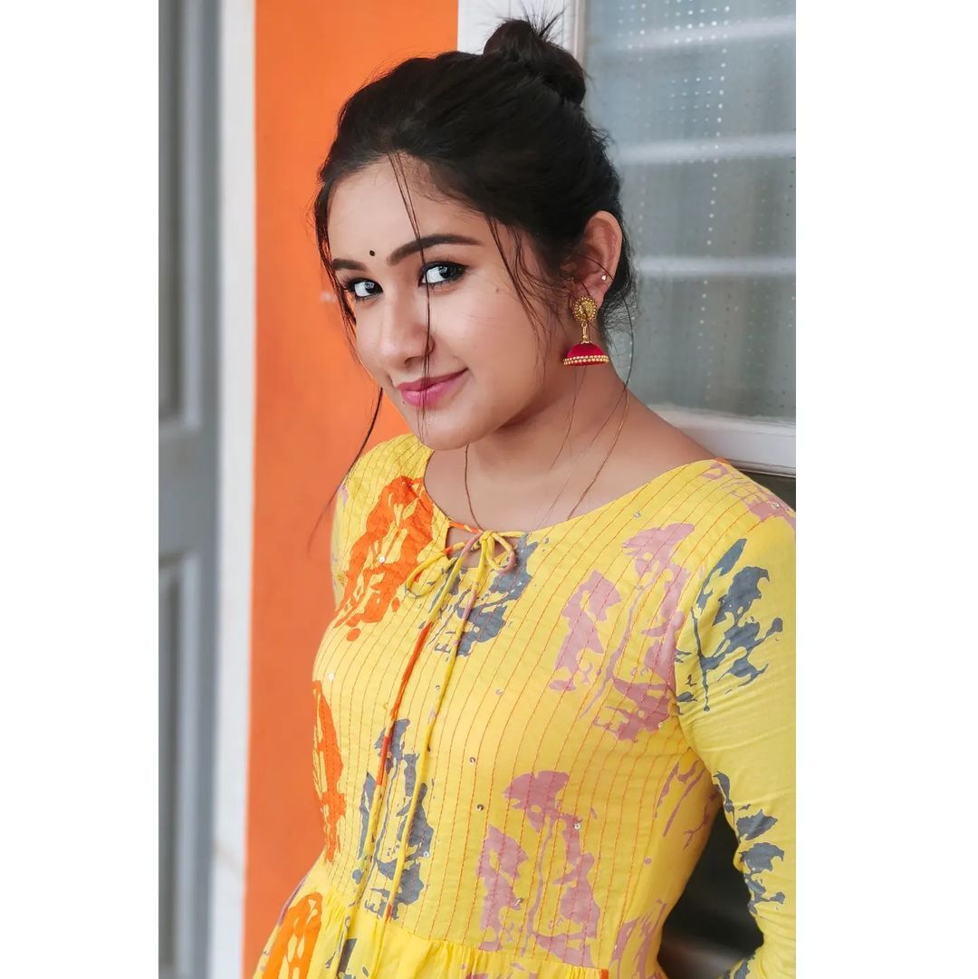 PHOTOS : ப்பா.. அந்த லுக் இருக்கே..! சீரியல் நடிகை ரவீனா தாஹாவின் ...