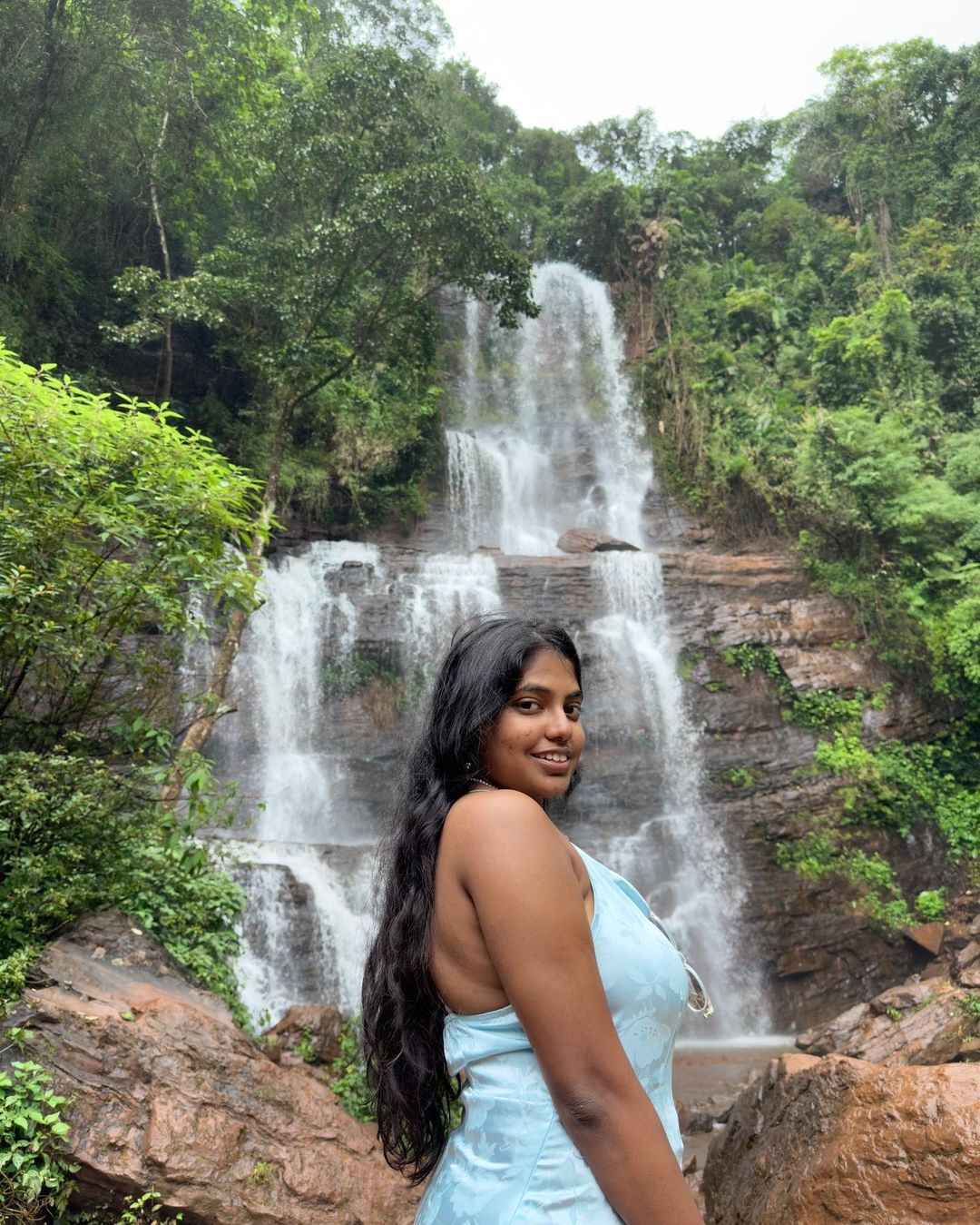 PHOTOS : ப்பா.. இப்பவே கண்ண கட்டுதே.. ஓடும் ஆற்றின் நடுவே கலக்கல் போஸ் ...