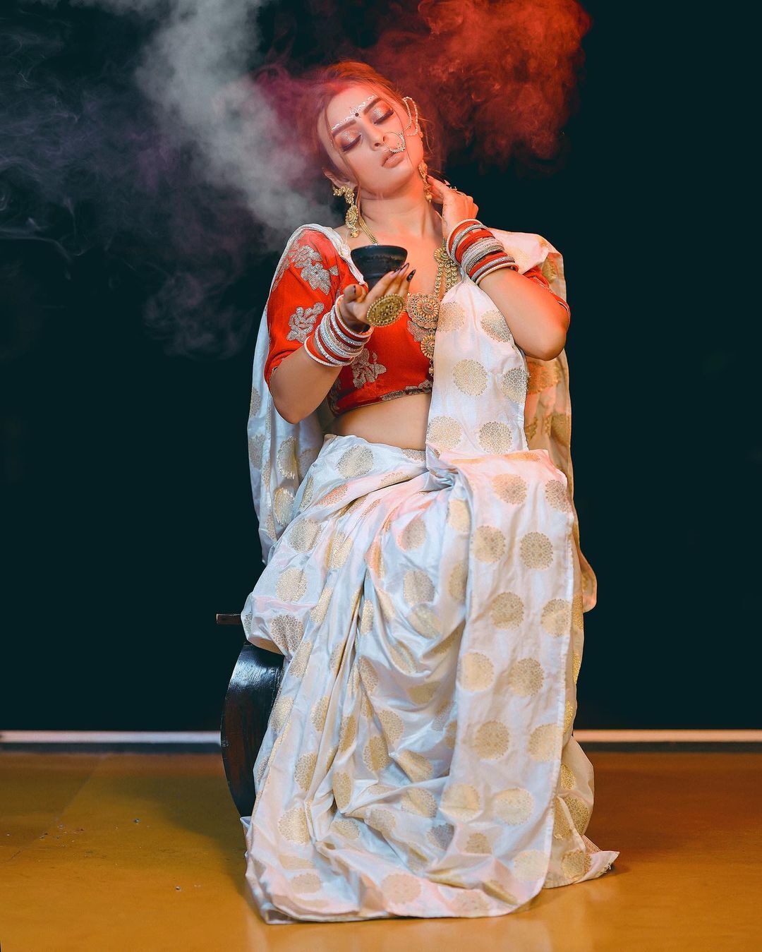 PHOTOS : சைடு போஸில் தாறுமாறாக தெறிக்கவிடும் அழகில் அங்கிதா தேவ் ...