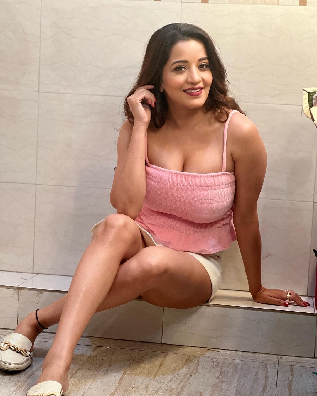 PHOTOS : வாவ்.. பாத்ரூமுக்குள் வேற லெவல் போட்டோஷூட்.. நடிகை மோனாலிசாவின் அசத்தல் பிக்ஸ் இதோ ...