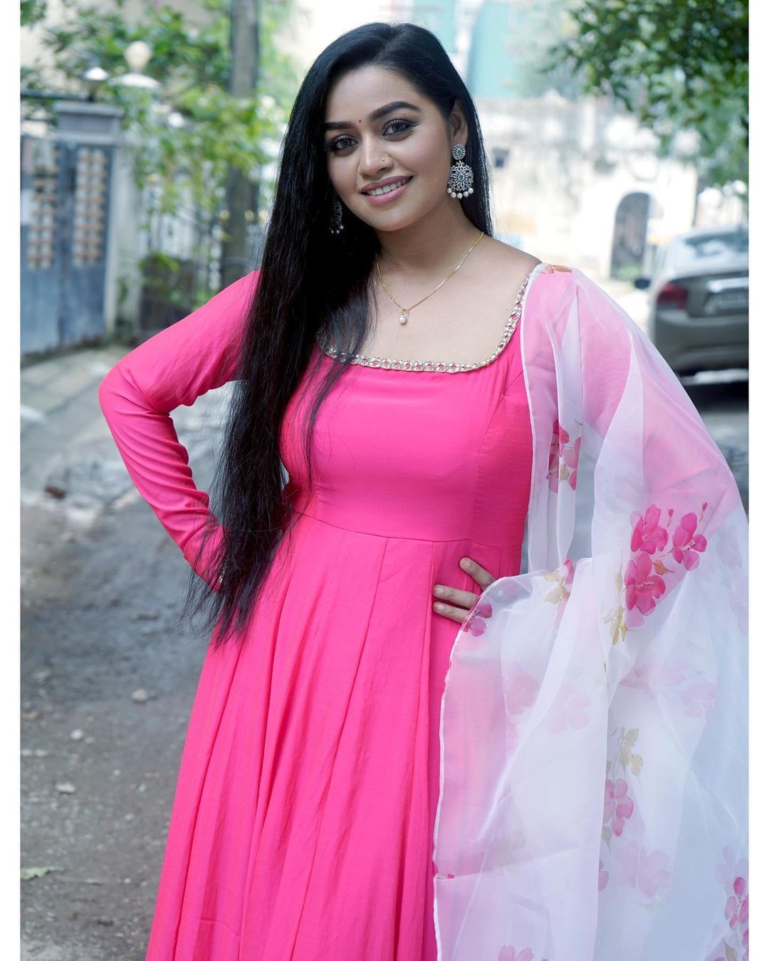 PHOTOS : பிங்க் சுடிதாரில் சும்மா ஜம்முனு போஸ் கொடுத்த சீரியல் நடிகை.. காயத்ரி யுவராஜின் நச் ...