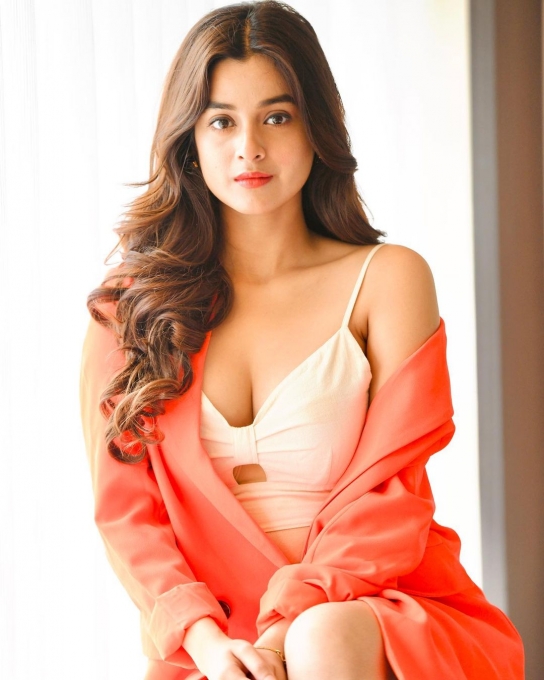 photos : ஷர்ட் பட்டனை கழட்டிவிட்டு ஸ்டன்னிங் போஸ் கொடுத்த தர்ஷனா பனிக்.. கலக்கலான லேட்டஸ்ட் ...