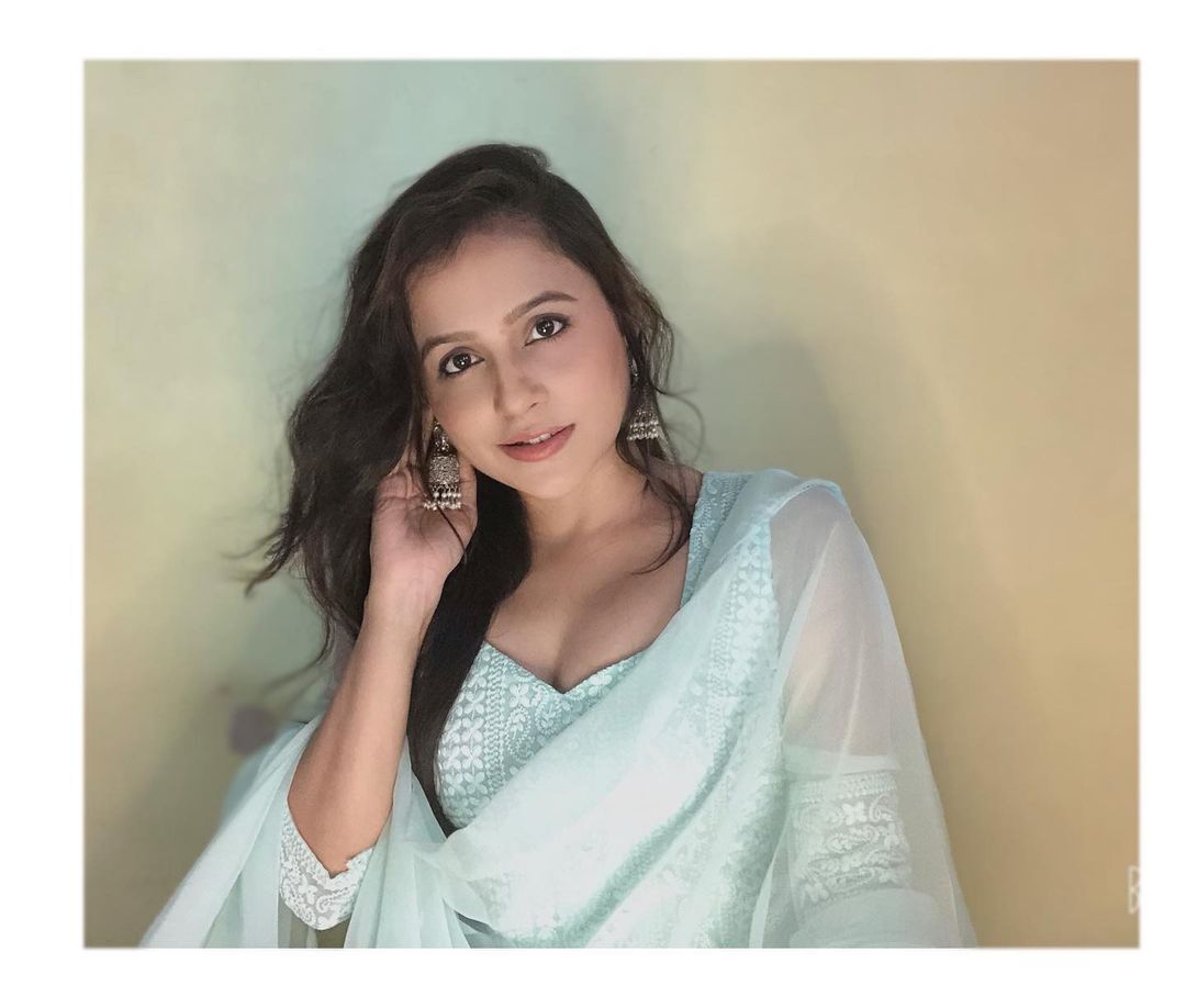 photos : டைட் டாப்பில் கெத்தாக போஸ் கொடுத்த பிஜால் ஜோஷி.. கலக்கலான ...