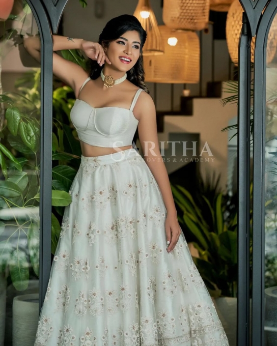 photos : தாவணி போட்ட தீபாவளி.. வர்ணிக்க வைக்கும் திவ்யா சுரேஷ் ...